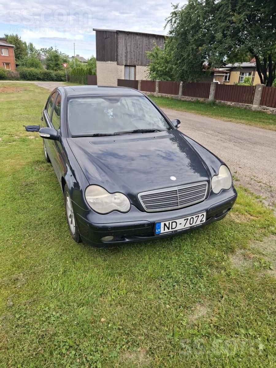 Blue Mercedes-Benz c-220 2003 in Talsi, with an engine capacity of 2.20 L and mileage of 361 thousand km for 2500 €, photo 3 on AUTOMOTO.COM.LV