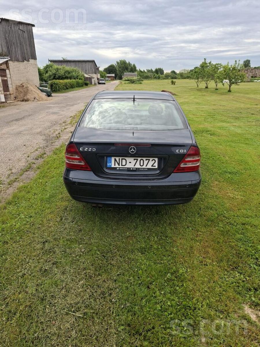 Blue Mercedes-Benz c-220 2003 in Talsi, with an engine capacity of 2.20 L and mileage of 361 thousand km for 2500 €, photo 4 on AUTOMOTO.COM.LV
