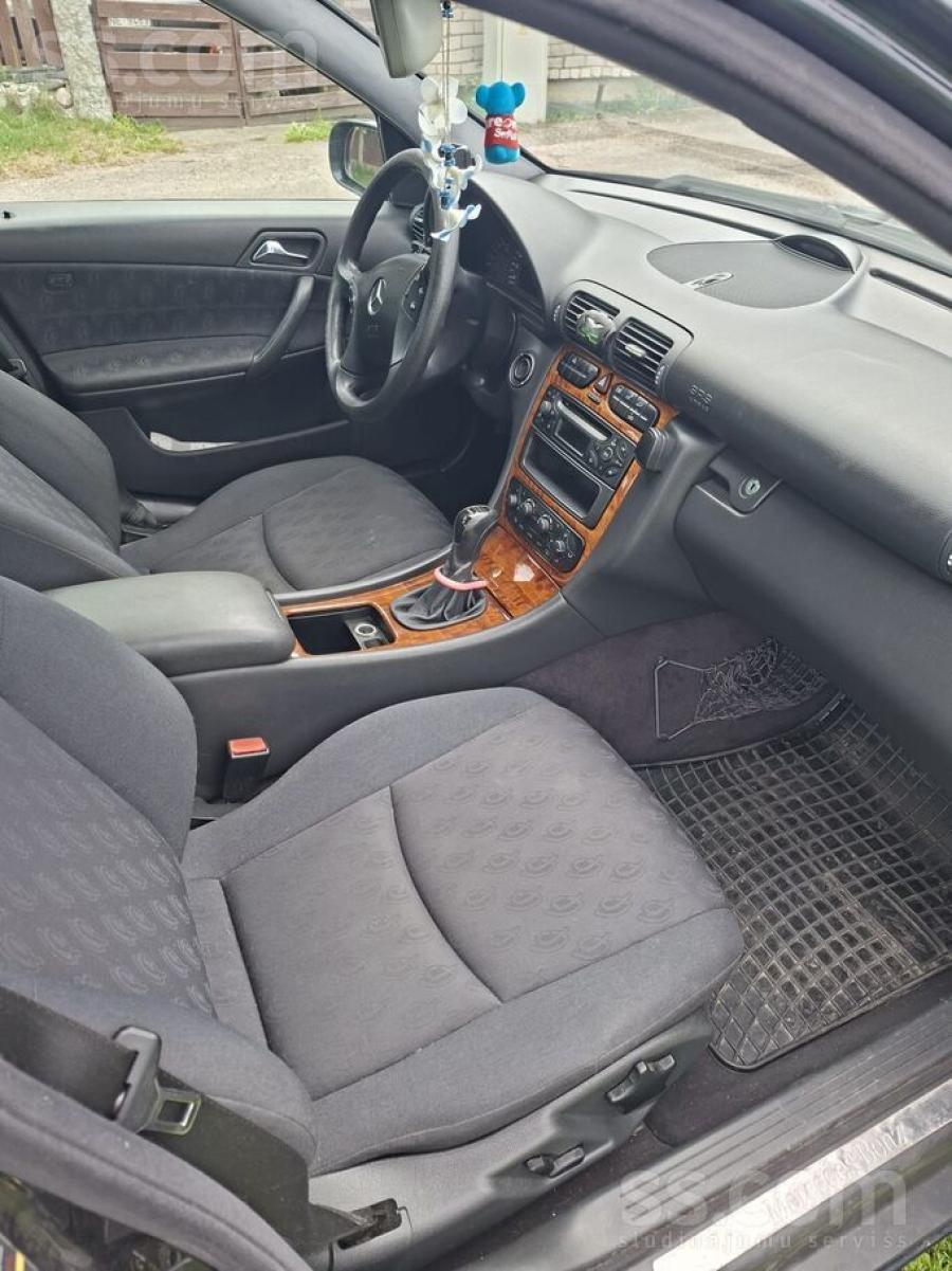 Blue Mercedes-Benz c-220 2003 in Talsi, with an engine capacity of 2.20 L and mileage of 361 thousand km for 2500 €, photo 6 on AUTOMOTO.COM.LV