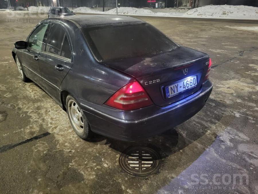 Blue Mercedes-Benz c-220 2004 in Jelgava, with an engine capacity of 2.20 L and mileage of 420 thousand km for 900 €, photo 2 on AUTOMOTO.COM.LV