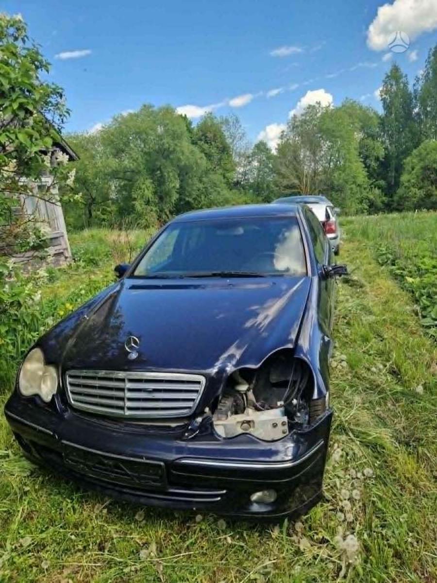 Blue Mercedes-Benz c-220 2005 in Prienai, with an engine capacity of 2.15 L and mileage of 249 thousand km for 1300 €, photo 3 on AUTOMOTO.COM.LV