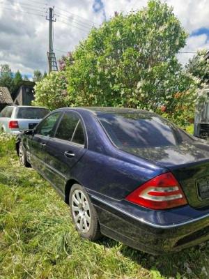 Blue Mercedes-Benz c-220 2005 in Prienai, with an engine capacity of 2.15 L and mileage of 249 thousand km for 1300 €, photo 5 on AUTOMOTO.COM.LV
