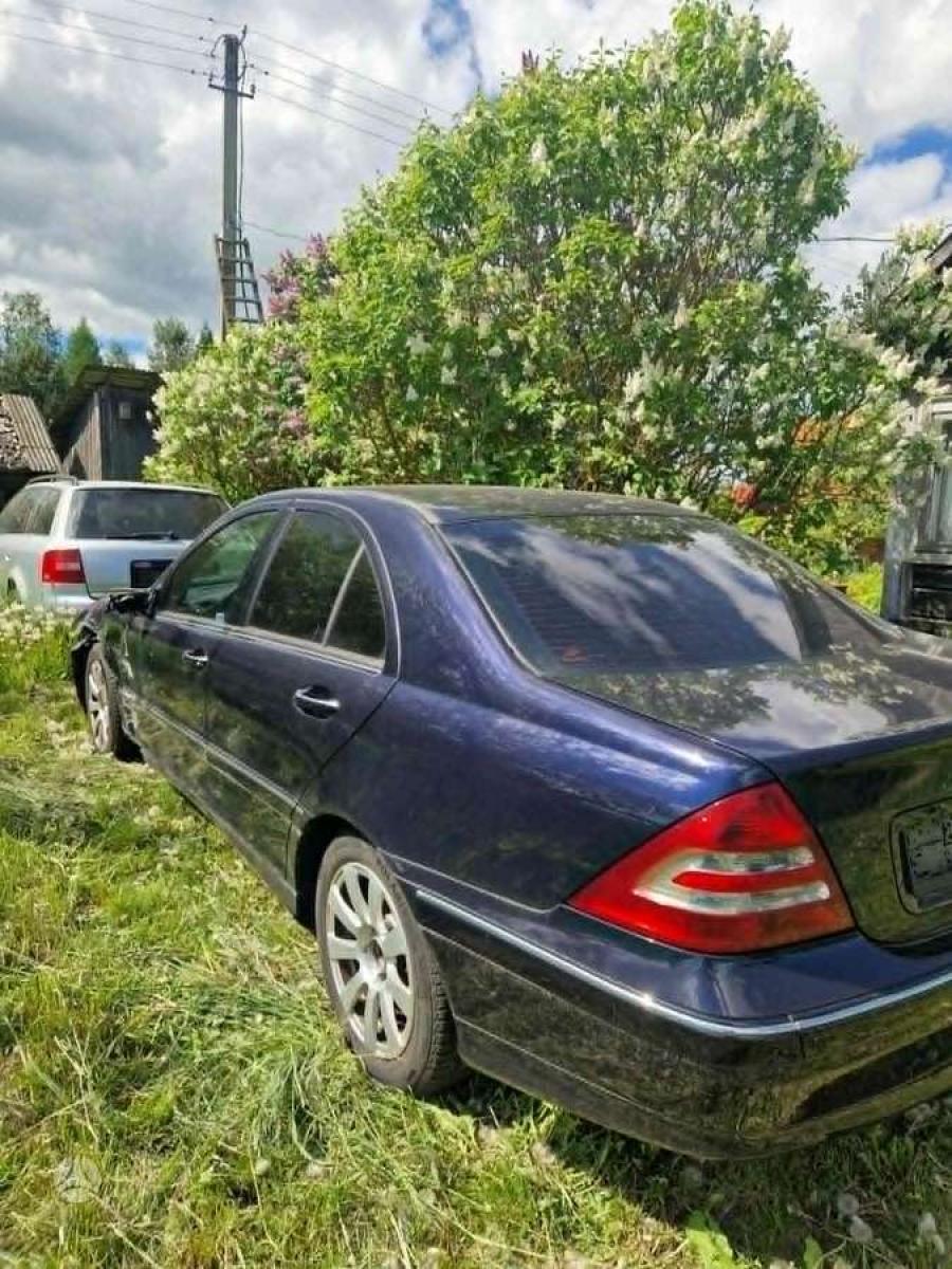 Blue Mercedes-Benz c-220 2005 in Prienai, with an engine capacity of 2.15 L and mileage of 249 thousand km for 1300 €, photo 5 on AUTOMOTO.COM.LV