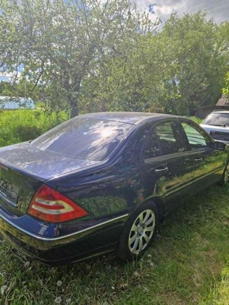 Blue Mercedes-Benz c-220 2005 in Prienai, with an engine capacity of 2.15 L and mileage of 249 thousand km for 1300 €, photo 6 on AUTOMOTO.COM.LV