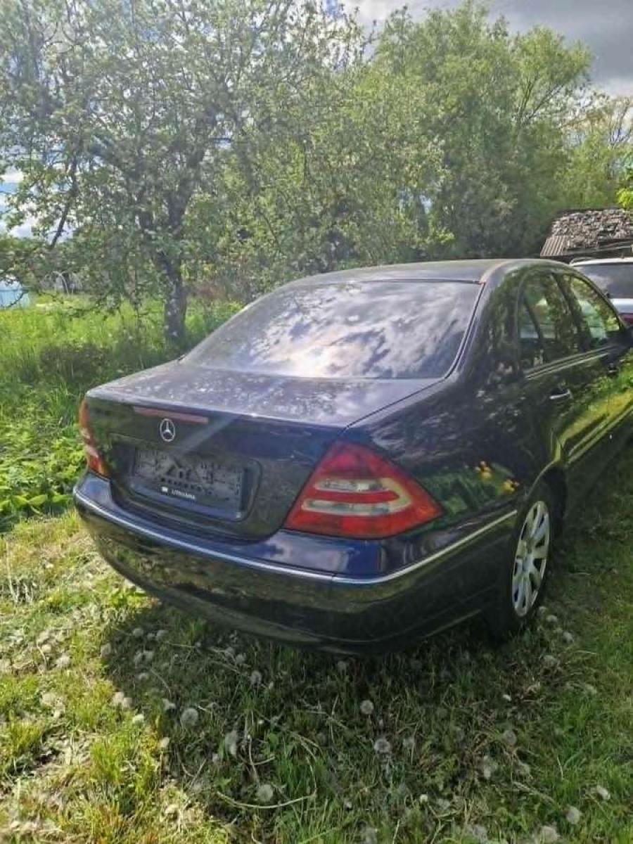 Blue Mercedes-Benz c-220 2005 in Prienai, with an engine capacity of 2.15 L and mileage of 249 thousand km for 1300 €, photo 7 on AUTOMOTO.COM.LV
