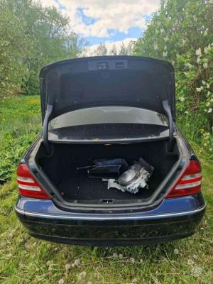 Blue Mercedes-Benz c-220 2005 in Prienai, with an engine capacity of 2.15 L and mileage of 249 thousand km for 1300 €, photo 9 on AUTOMOTO.COM.LV