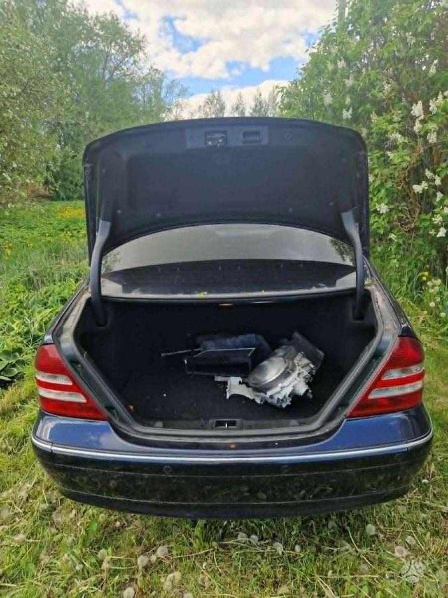 Blue Mercedes-Benz c-220 2005 in Prienai, with an engine capacity of 2.15 L and mileage of 249 thousand km for 1300 €, photo 9 on AUTOMOTO.COM.LV