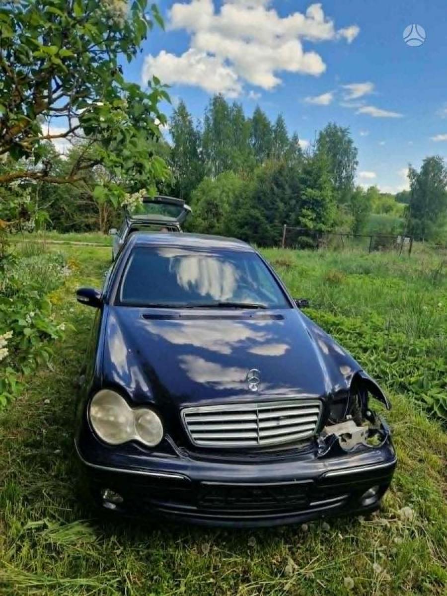 Blue Mercedes-Benz c-220 2005 in Prienai, with an engine capacity of 2.15 L and mileage of 249 thousand km for 1300 €, photo 10 on AUTOMOTO.COM.LV