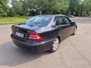 Blue Mercedes-Benz c-220 2006 in Riga, with an engine capacity of 2.20 L and mileage of 309 thousand km for 4300 €, photo 3 on AUTOMOTO.COM.LV