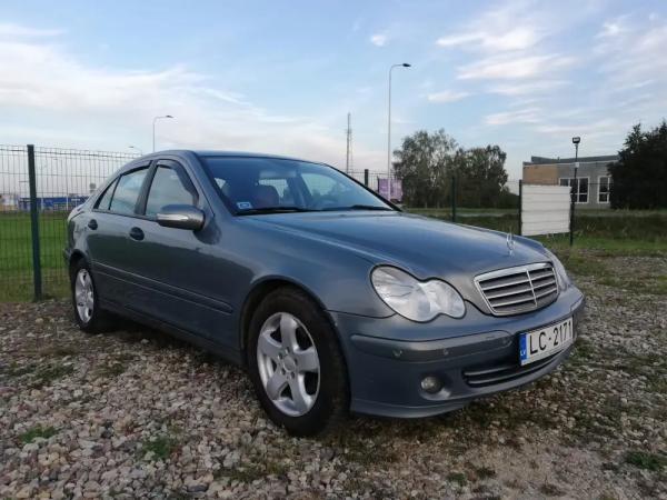 Blue Mercedes-Benz c-220 2007 in Saldus, with an engine capacity of 2.20 L and mileage of 325 thousand km for 2500 €, photo 3 on AUTOMOTO.COM.LV
