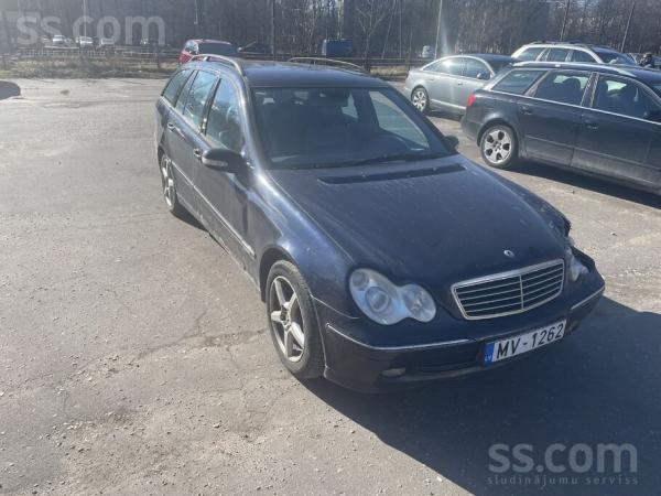 Синий Мерседес Ц 220 2002 в Рига, объемом двигателя 2.20 л и пробегом 398 тыс. км за 980 €, фото 1 на AUTOMOTO.COM.LV