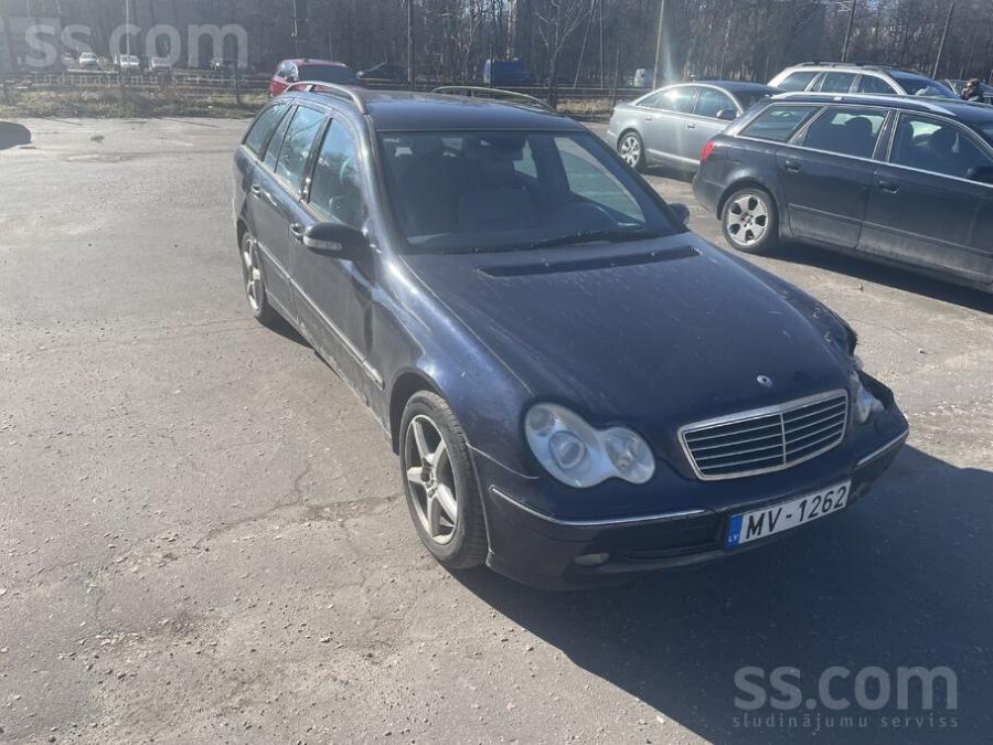 Синий Мерседес Ц 220 2002 в Рига, объемом двигателя 2.20 л и пробегом 398 тыс. км за 980 €, фото 1 на AUTOMOTO.COM.LV