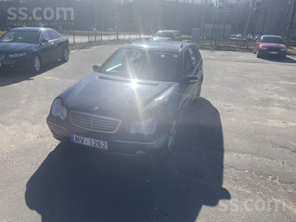 Синий Мерседес Ц 220 2002 в Рига, объемом двигателя 2.20 л и пробегом 398 тыс. км за 980 €, фото 2 на AUTOMOTO.COM.LV