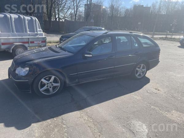 Синий Мерседес Ц 220 2002 в Рига, объемом двигателя 2.20 л и пробегом 398 тыс. км за 980 €, фото 3 на AUTOMOTO.COM.LV