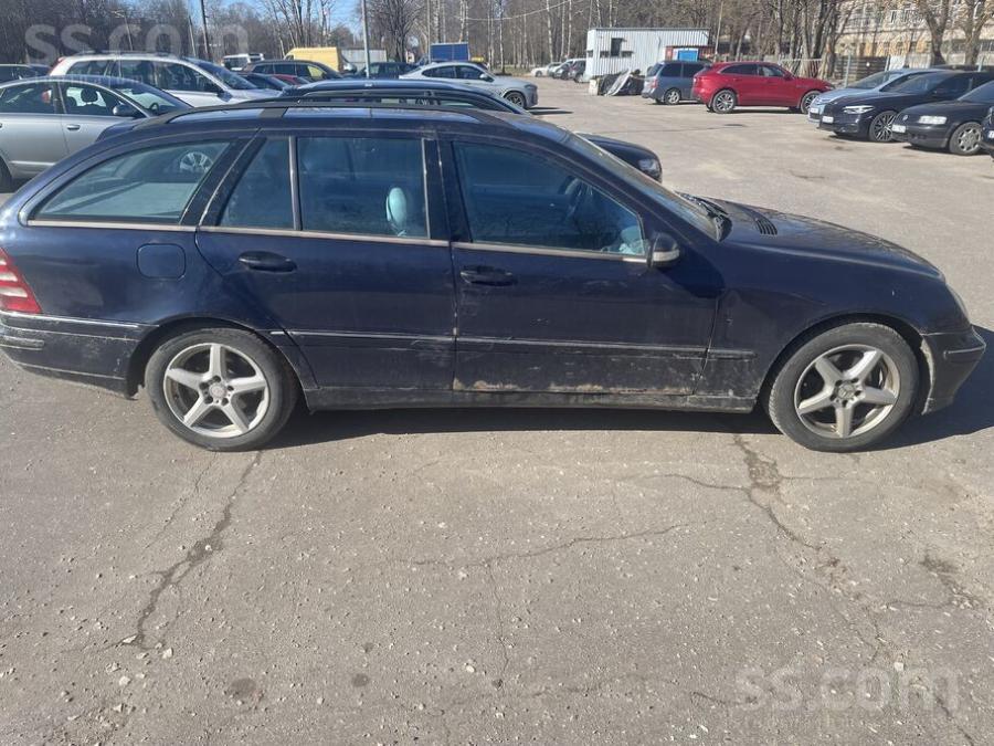 Синий Мерседес Ц 220 2002 в Рига, объемом двигателя 2.20 л и пробегом 398 тыс. км за 980 €, фото 7 на AUTOMOTO.COM.LV