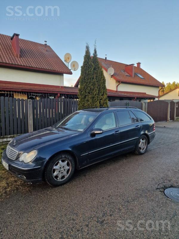 Blue Mercedes-Benz c-220 2003 in Riga, with an engine capacity of 2.20 L and mileage of 290 thousand km for 1200 €, photo 1 on AUTOMOTO.COM.LV