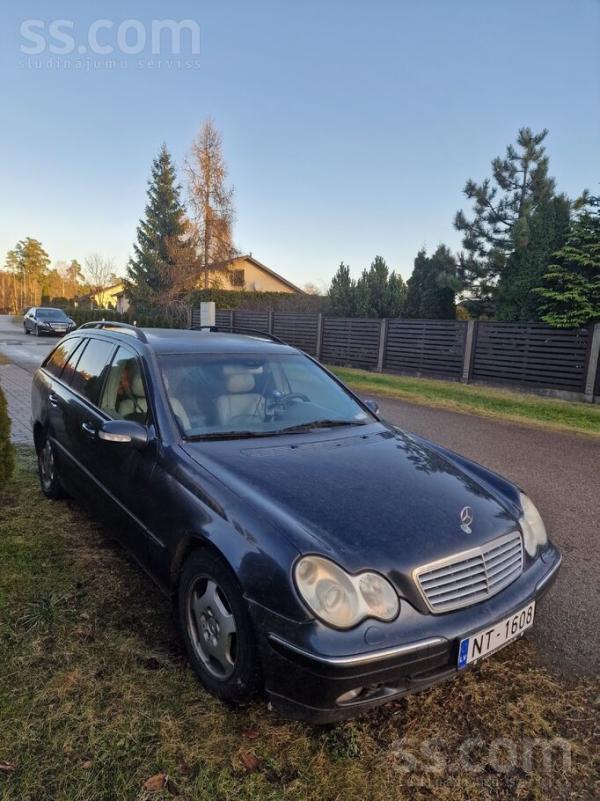 Blue Mercedes-Benz c-220 2003 in Riga, with an engine capacity of 2.20 L and mileage of 290 thousand km for 1200 €, photo 5 on AUTOMOTO.COM.LV