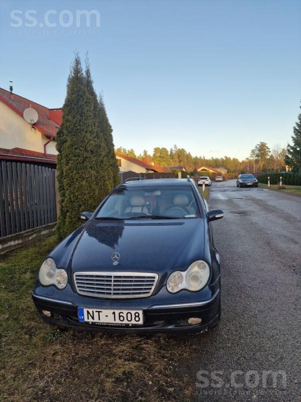 Blue Mercedes-Benz c-220 2003 in Riga, with an engine capacity of 2.20 L and mileage of 290 thousand km for 1200 €, photo 6 on AUTOMOTO.COM.LV