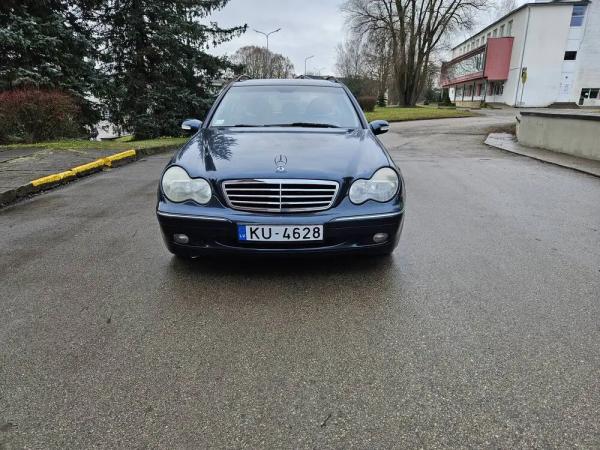 Синий Мерседес Ц 220 2004 в Екабпилс, объемом двигателя 2.20 л и пробегом 302 тыс. км за 1890 €, фото 2 на AUTOMOTO.COM.LV