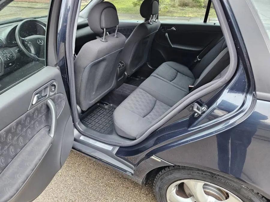 Zils Mercedes-Benz c-220 2004 Jēkabpils, ar dzinēja tilpumu 2.20 L un nobraukumu 302 tūkst. km par 1890 €, foto 13 vietnē AUTOMOTO.COM.LV
