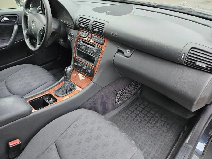 Zils Mercedes-Benz c-220 2004 Jēkabpils, ar dzinēja tilpumu 2.20 L un nobraukumu 302 tūkst. km par 1890 €, foto 20 vietnē AUTOMOTO.COM.LV
