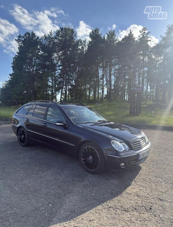 Blue Mercedes-Benz c-220 2004 in Moletai, with an engine capacity of 2.20 L and mileage of 294 thousand km for 2900 €, photo 2 on AUTOMOTO.COM.LV