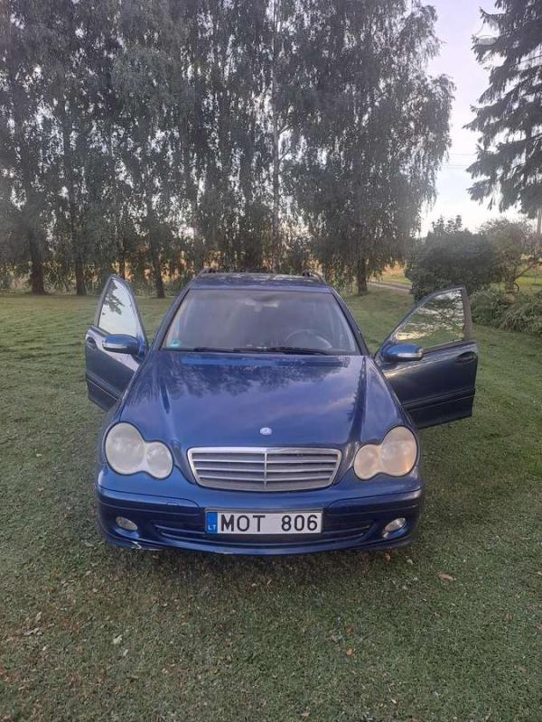 Blue Mercedes-Benz c-220 2004 in Kaunas, with an engine capacity of 2.15 L and mileage of 370 thousand km for 1500 €, photo 1 on AUTOMOTO.COM.LV