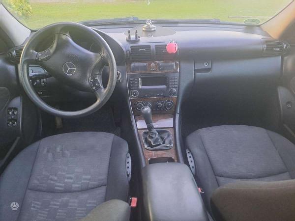 Blue Mercedes-Benz c-220 2004 in Kaunas, with an engine capacity of 2.15 L and mileage of 370 thousand km for 1500 €, photo 7 on AUTOMOTO.COM.LV