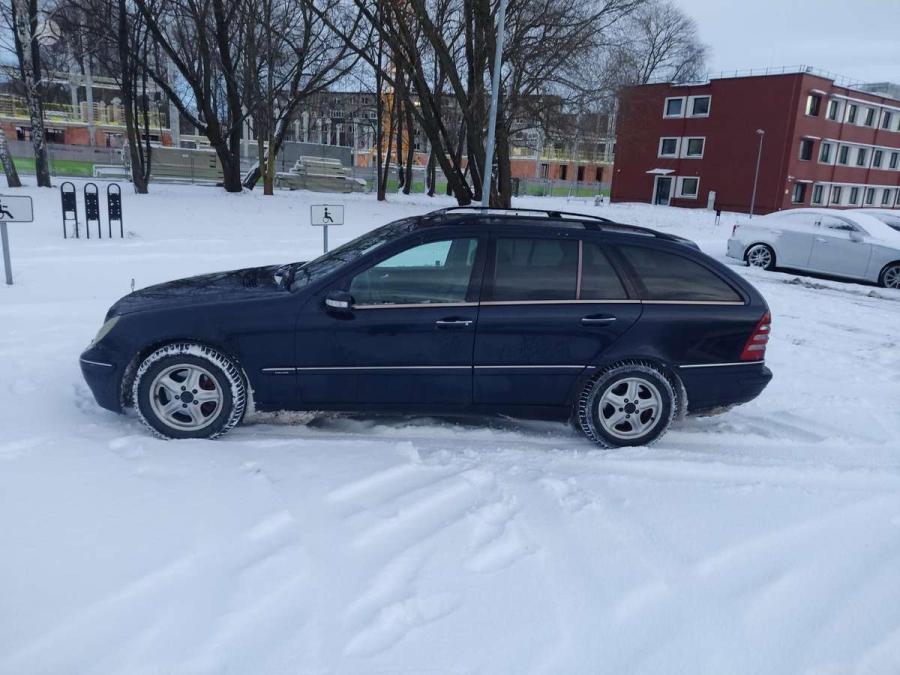 Синий Мерседес Ц 220 2005 в Клайпеда, объемом двигателя 0.00 л и пробегом 260 тыс. км за 1200 €, фото 7 на AUTOMOTO.COM.LV