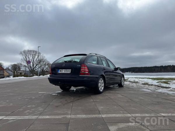 Синий Мерседес Ц 220 2005 в Рига, объемом двигателя 2.20 л и пробегом 270 тыс. км за 2500 €, фото 2 на AUTOMOTO.COM.LV