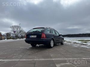 Синий Мерседес Ц 220 2005 в Рига, объемом двигателя 2.20 л и пробегом 270 тыс. км за 2500 €, фото 3 на AUTOMOTO.COM.LV