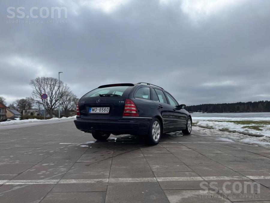 Синий Мерседес Ц 220 2005 в Рига, объемом двигателя 2.20 л и пробегом 270 тыс. км за 2500 €, фото 3 на AUTOMOTO.COM.LV
