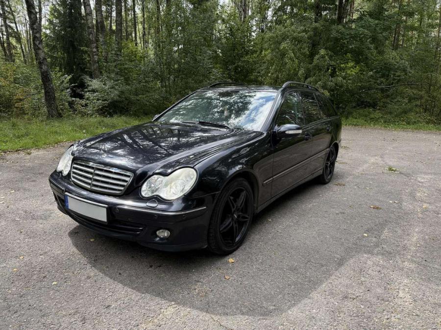 Синий Мерседес Ц 220 2006 в Вильнюс, объемом двигателя 2.15 л и пробегом 378 тыс. км за 3790 €, фото 3 на AUTOMOTO.COM.LV