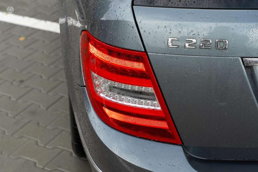 Blue Mercedes-Benz c-220 2012 in Vilnius, with an engine capacity of 2.14 L and mileage of 302 thousand km for 5699 €, photo 6 on AUTOMOTO.COM.LV