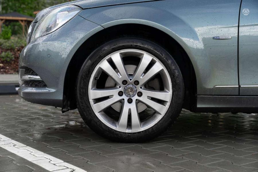 Blue Mercedes-Benz c-220 2012 in Vilnius, with an engine capacity of 2.14 L and mileage of 302 thousand km for 5699 €, photo 12 on AUTOMOTO.COM.LV