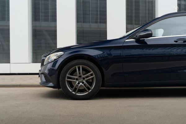 Blue Mercedes-Benz c-220 2018 in Vilnius, with an engine capacity of 1.95 L and mileage of 184 thousand km for 15490 €, photo 9 on AUTOMOTO.COM.LV