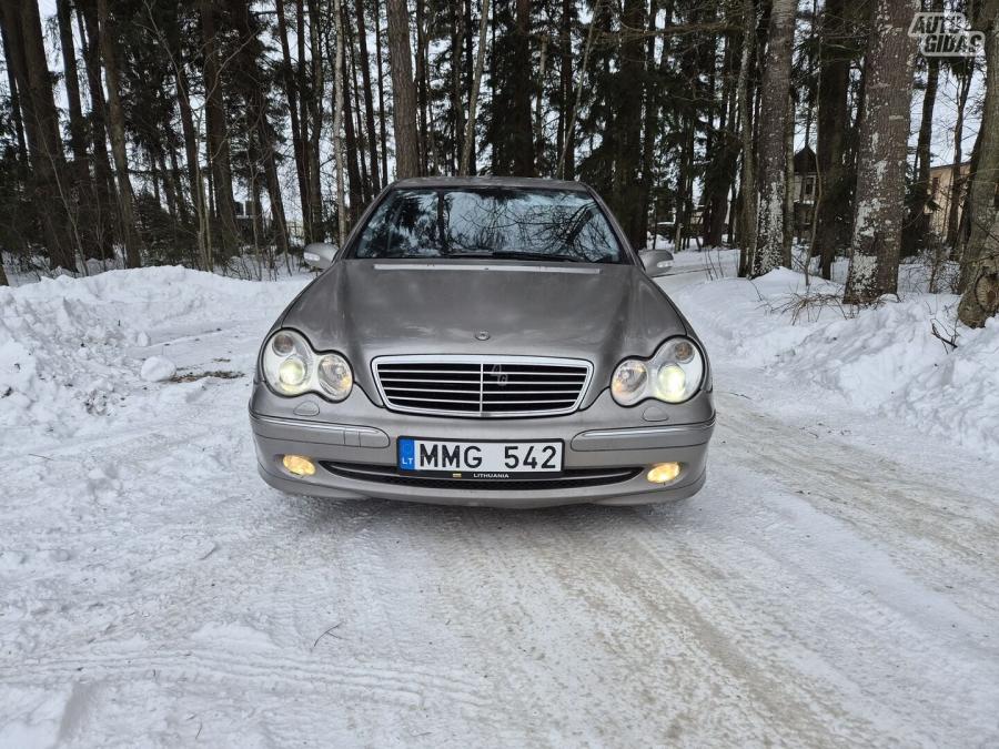 Brown Mercedes-Benz c-220 2003 in Mazeikiai, with an engine capacity of 2.20 L and mileage of 400 thousand km for 2250 €, photo 2 on AUTOMOTO.COM.LV