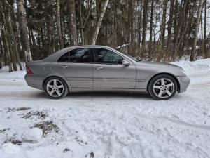 Brown Mercedes-Benz c-220 2003 in Mazeikiai, with an engine capacity of 2.20 L and mileage of 400 thousand km for 2250 €, photo 4 on AUTOMOTO.COM.LV