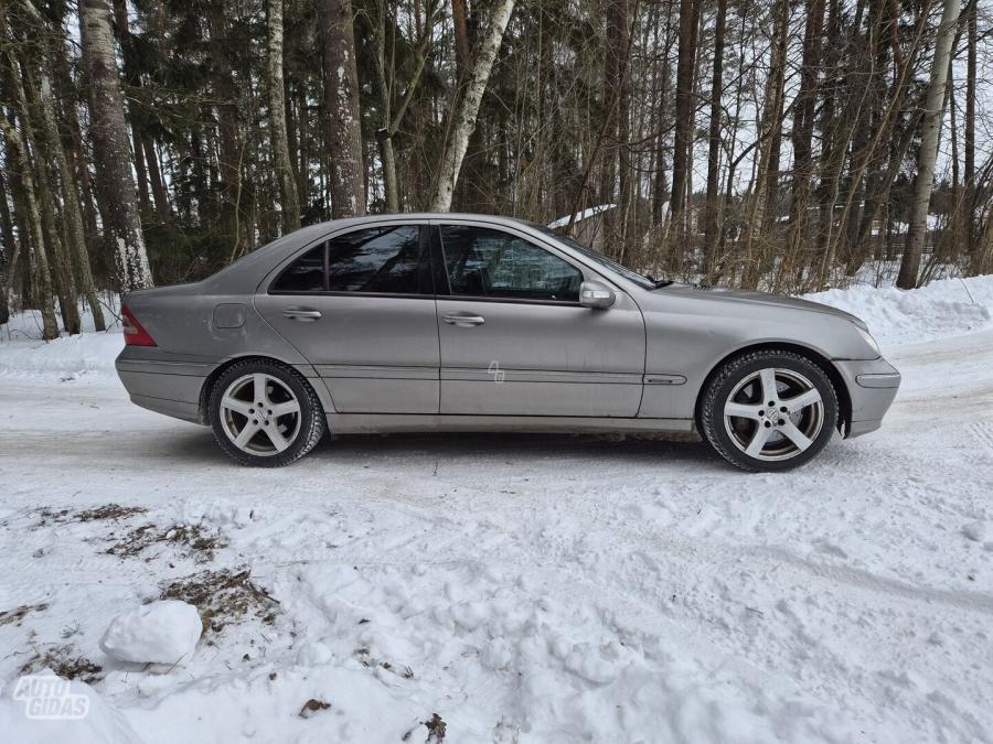 Brown Mercedes-Benz c-220 2003 in Mazeikiai, with an engine capacity of 2.20 L and mileage of 400 thousand km for 2250 €, photo 4 on AUTOMOTO.COM.LV