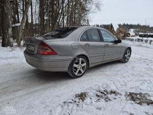 Brown Mercedes-Benz c-220 2003 in Mazeikiai, with an engine capacity of 2.20 L and mileage of 400 thousand km for 2250 €, photo 5 on AUTOMOTO.COM.LV