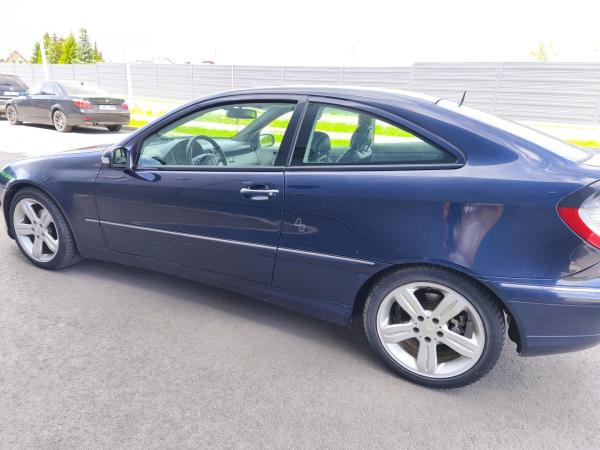 Mercedes-Benz c-220 2005 in Kaunas, with an engine capacity of 2.20 L and mileage of 335 thousand km for 1400 €, photo 5 on AUTOMOTO.COM.LV