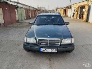 Zaļš Mercedes-Benz c-220 1994 Elektrėnai, ar dzinēja tilpumu 2.20 L un nobraukumu 250 tūkst. km par 1680 €, foto  vietnē AUTOMOTO.COM.LV