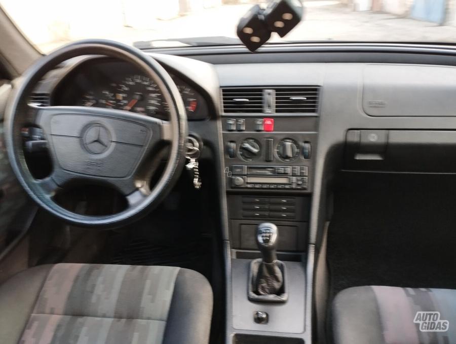 Zaļš Mercedes-Benz c-220 1994 Elektrėnai, ar dzinēja tilpumu 2.20 L un nobraukumu 250 tūkst. km par 1680 €, foto 13 vietnē AUTOMOTO.COM.LV