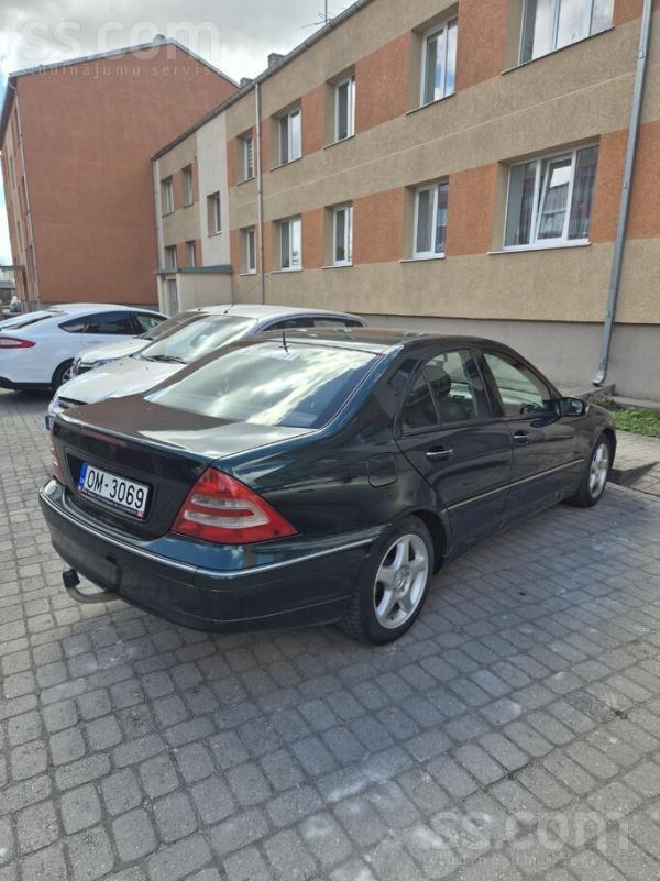 Green Mercedes-Benz c-220 2002 in Ventspils, with an engine capacity of 2.20 L and mileage of 383 thousand km for 1100 €, photo 2 on AUTOMOTO.COM.LV