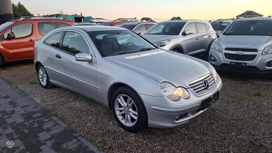 Grey Mercedes-Benz c-220 2002 in Kaunas, with an engine capacity of 2.15 L and mileage of 219 thousand km for 2750 €, photo 4 on AUTOMOTO.COM.LV