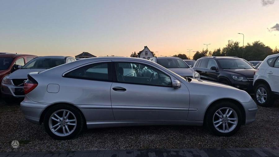 Grey Mercedes-Benz c-220 2002 in Kaunas, with an engine capacity of 2.15 L and mileage of 219 thousand km for 2750 €, photo 6 on AUTOMOTO.COM.LV
