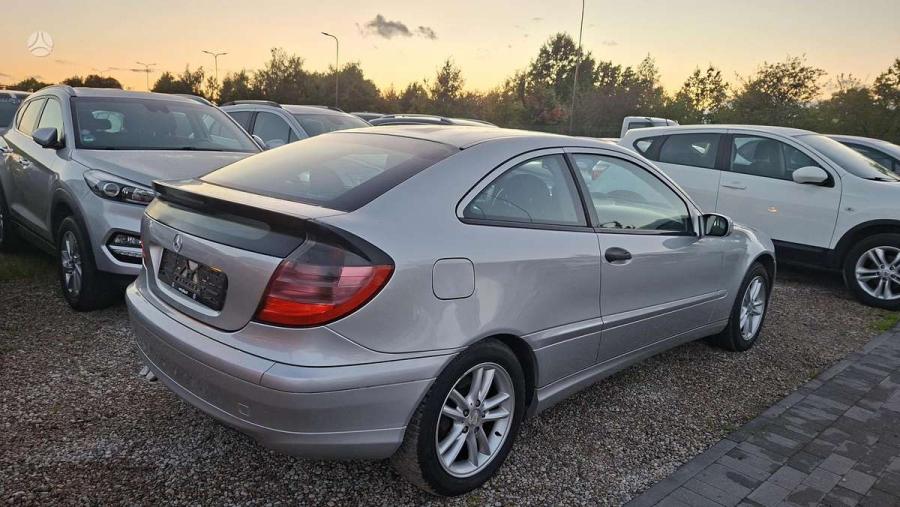 Grey Mercedes-Benz c-220 2002 in Kaunas, with an engine capacity of 2.15 L and mileage of 219 thousand km for 2750 €, photo 7 on AUTOMOTO.COM.LV