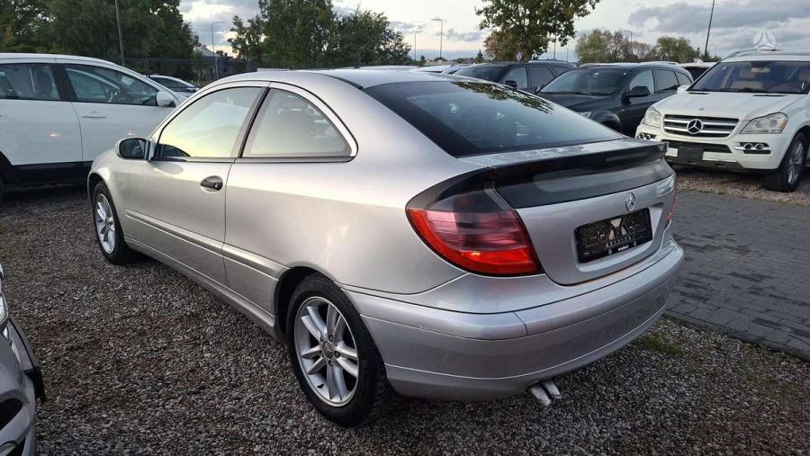 Grey Mercedes-Benz c-220 2002 in Kaunas, with an engine capacity of 2.15 L and mileage of 219 thousand km for 2750 €, photo 8 on AUTOMOTO.COM.LV