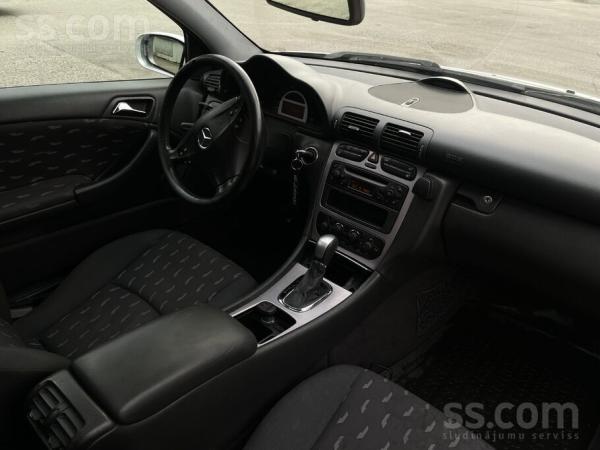Pelēks Mercedes-Benz c-220 2003 Rīga, ar dzinēja tilpumu 2.20 L un nobraukumu 320 tūkst. km par 1400 €, foto 6 vietnē AUTOMOTO.COM.LV
