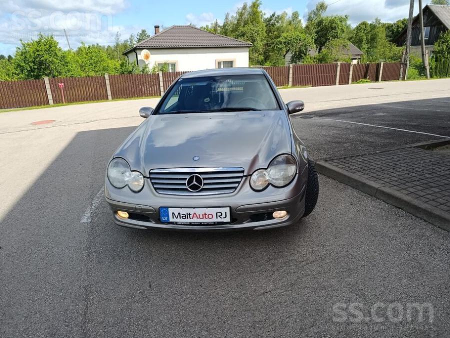 Grey Mercedes-Benz c-220 2004 in Rezekne, with an engine capacity of 2.20 L and mileage of 0 thousand km for 2450 €, photo 2 on AUTOMOTO.COM.LV